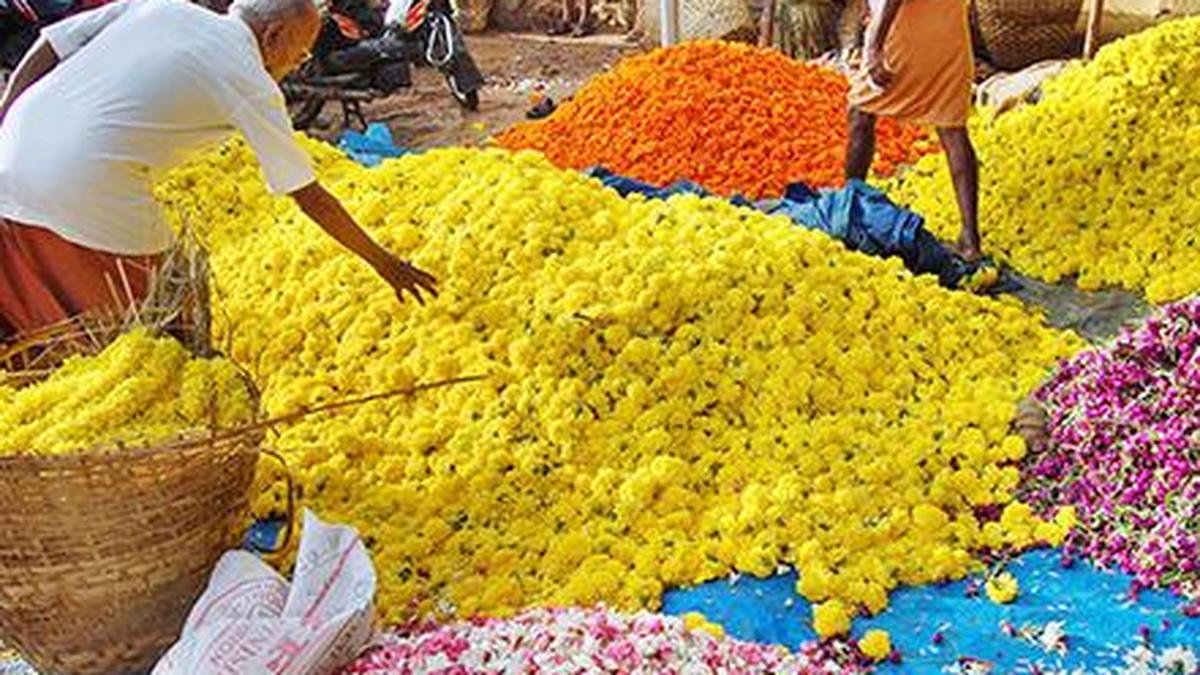 Flower rates shoot up in Thovalai market - The Hindu