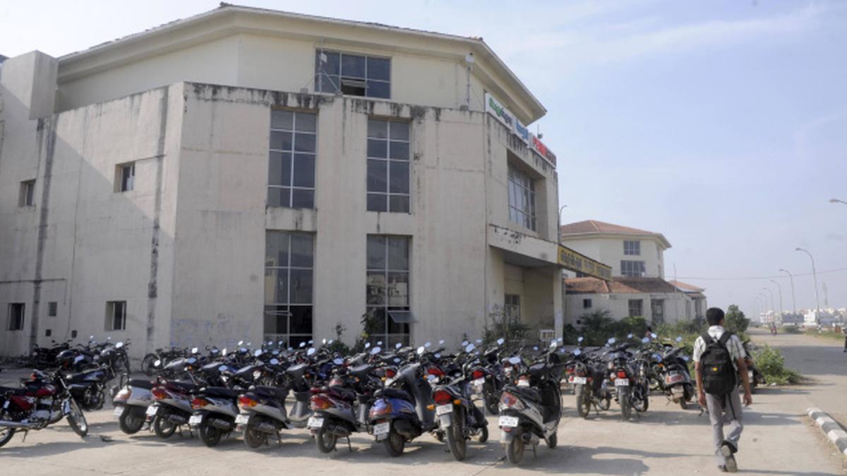 No parking contractor at Perungudi MRTS station - The Hindu