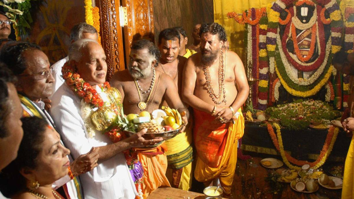 Yeddyurappa performs Rahu-Kethu pooja at Kalahasti shrine - The Hindu