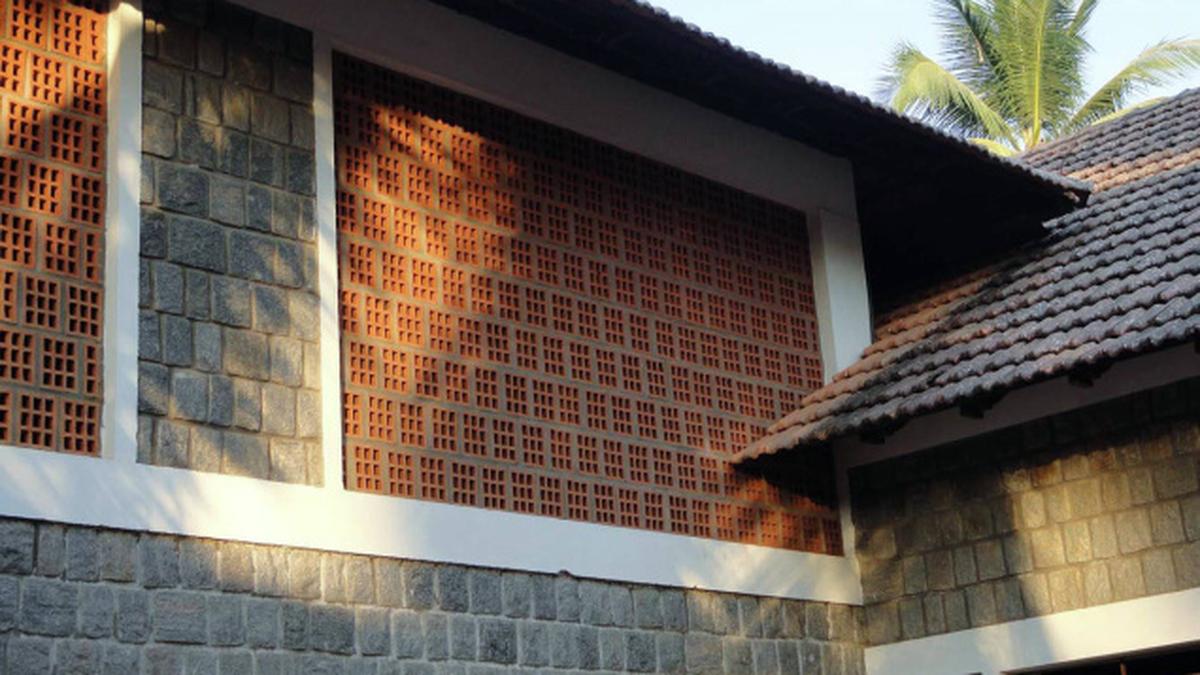 Building with ‘jaali' walls - The Hindu