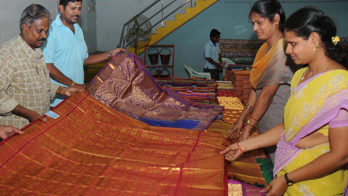 Handloom expo features changing fashion trends - The Hindu