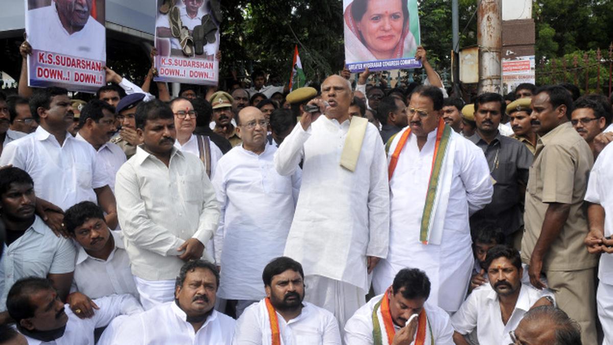 Rosaiah leads dharna in ‘red zone' - The Hindu