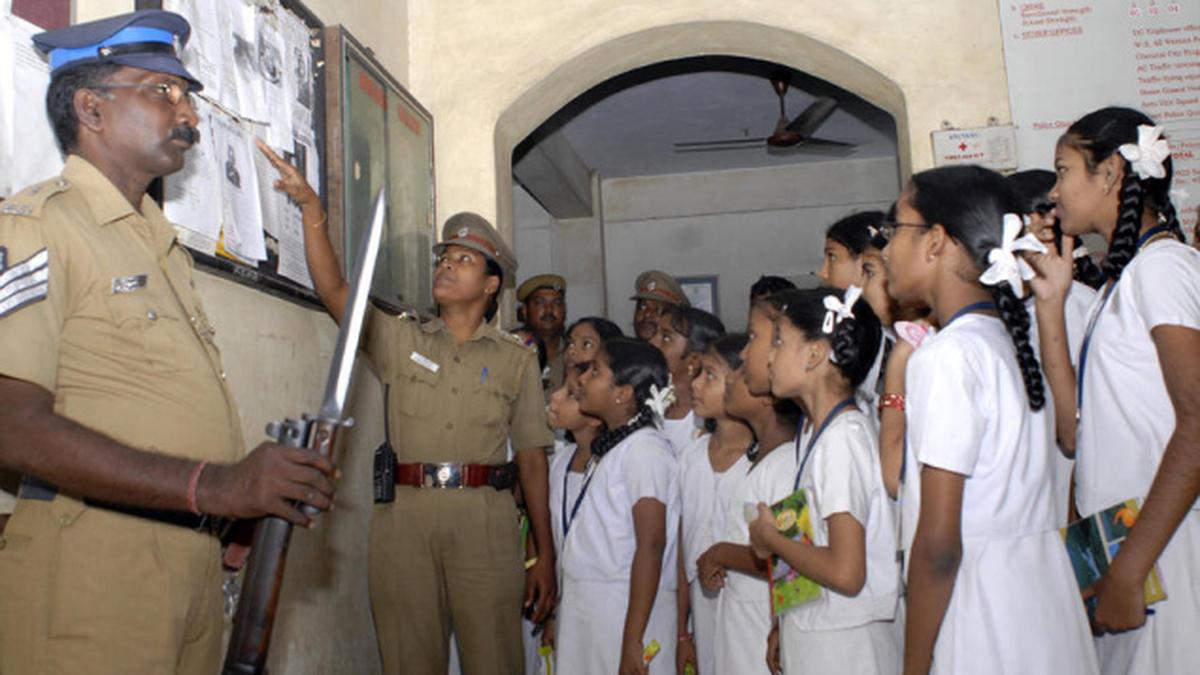 School students visit police stations - The Hindu