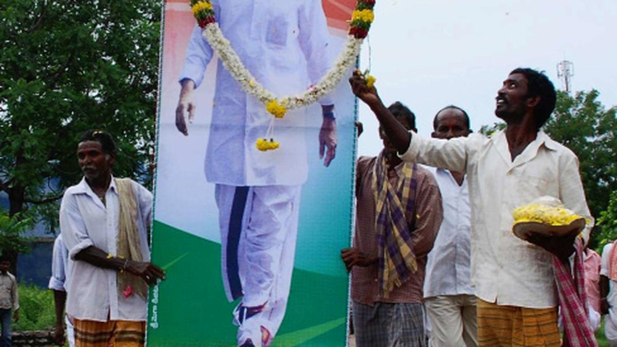 Rich tributes paid to YSR on first death anniversary - The Hindu