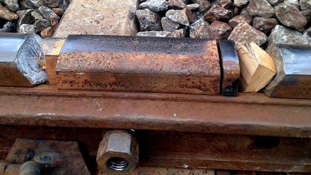 Another fissure on rail track discovered - The Hindu