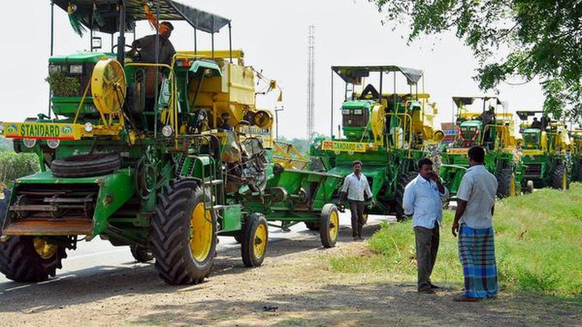 Paddy harvesters from TN strike it rich in A.P. - The Hindu