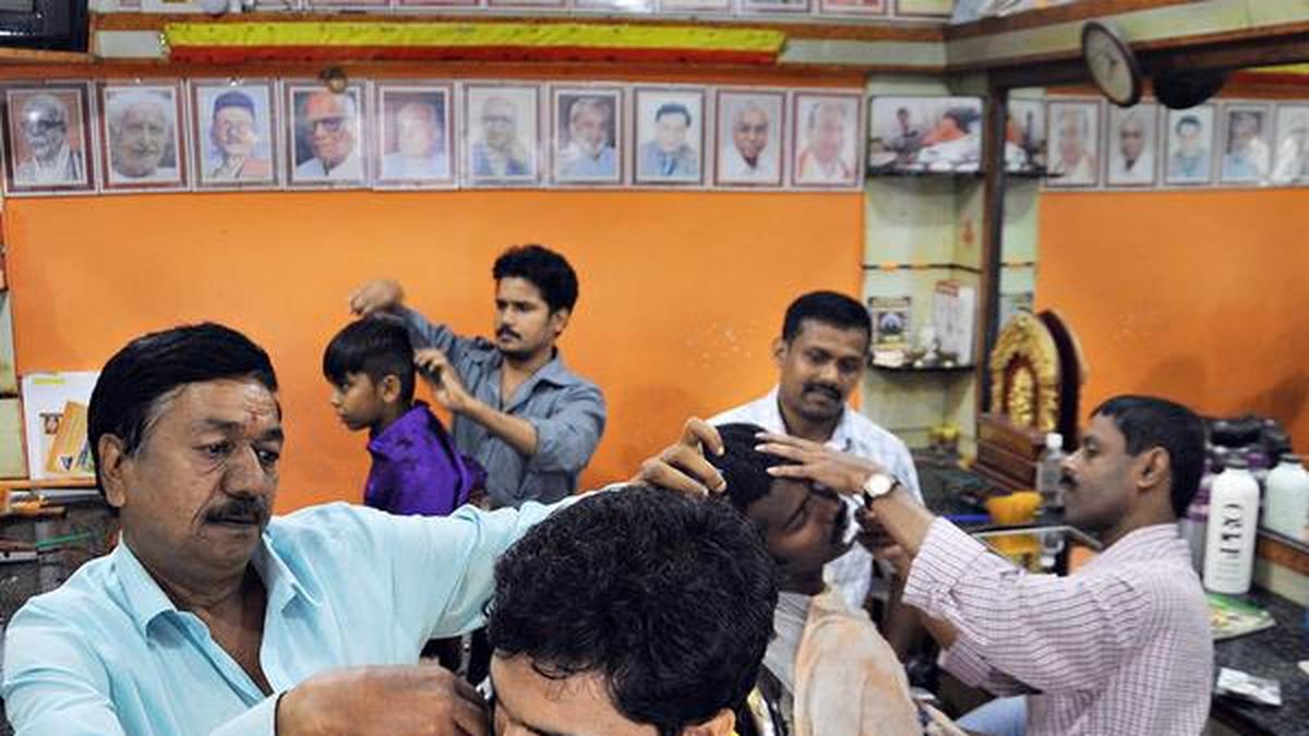 Crowning glory: Bengaluru barber popularises Kannada literature - The Hindu