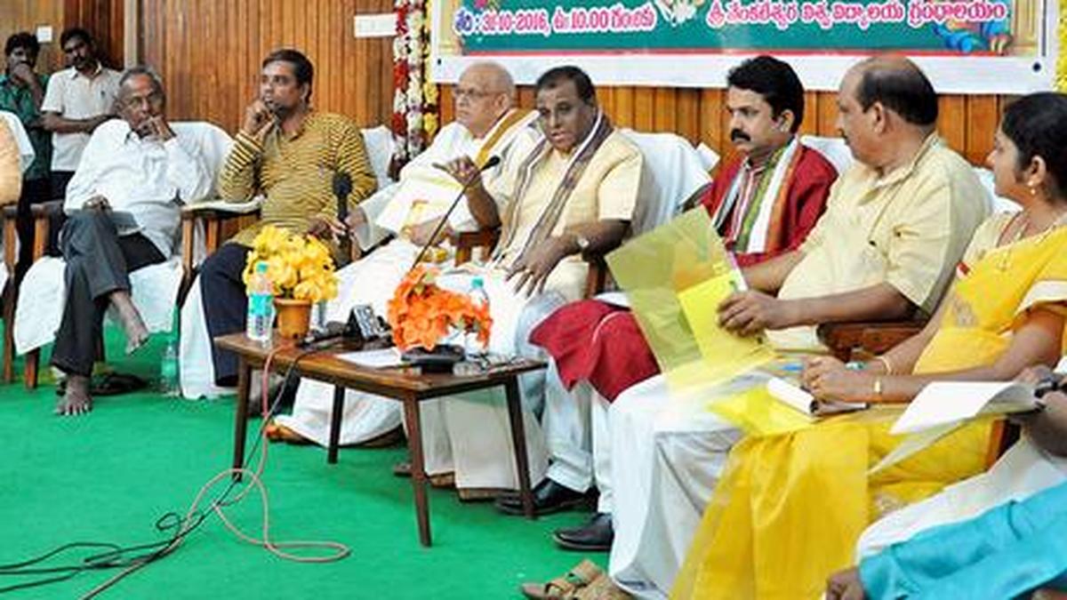 Medasani Mohan enthrals audience with ‘Avadhanam’ - The Hindu