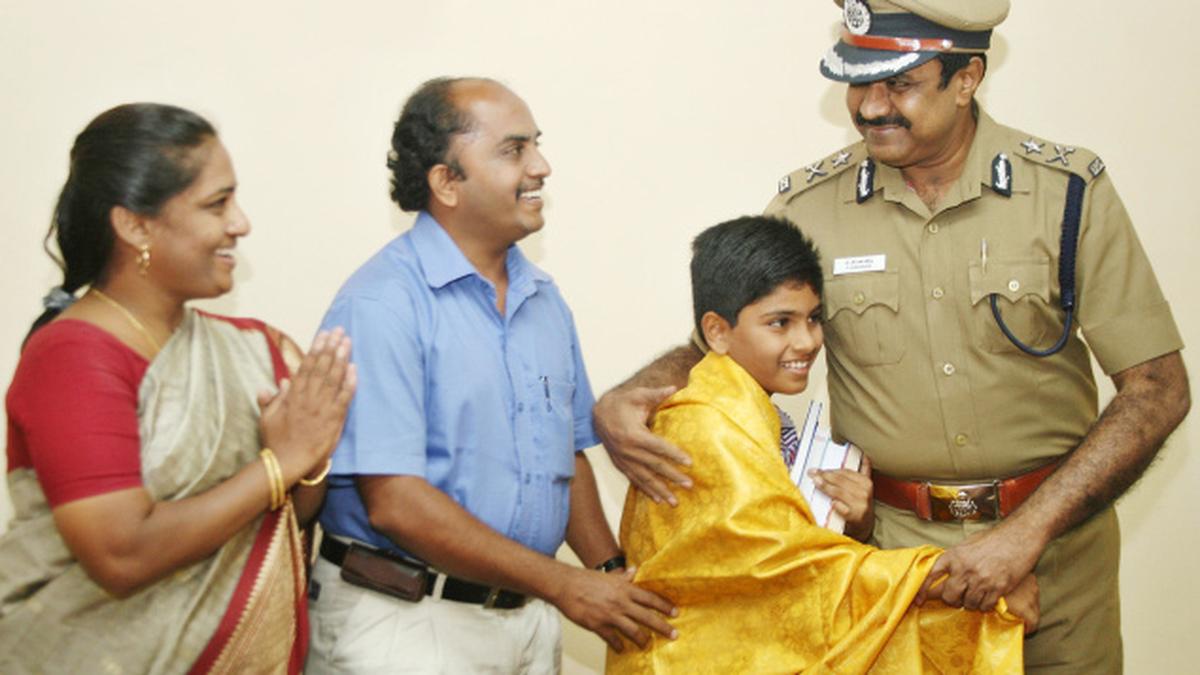 Student felicitated for Tamil elocution skills - The Hindu