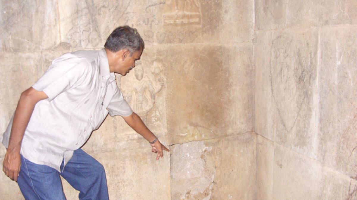 Kattula Bavi in Kondaveedu Fort vandalised - The Hindu
