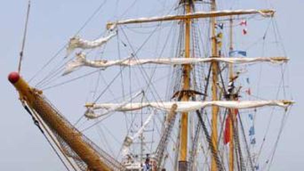 Indonesian sail ship with Indian motifs leaves Kochi - The Hindu