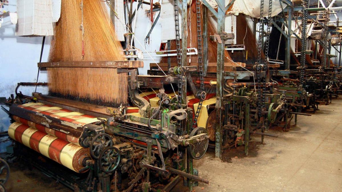 Power Loom weavers starts ‘Stop yarn purchase stir’ in Erode - The Hindu