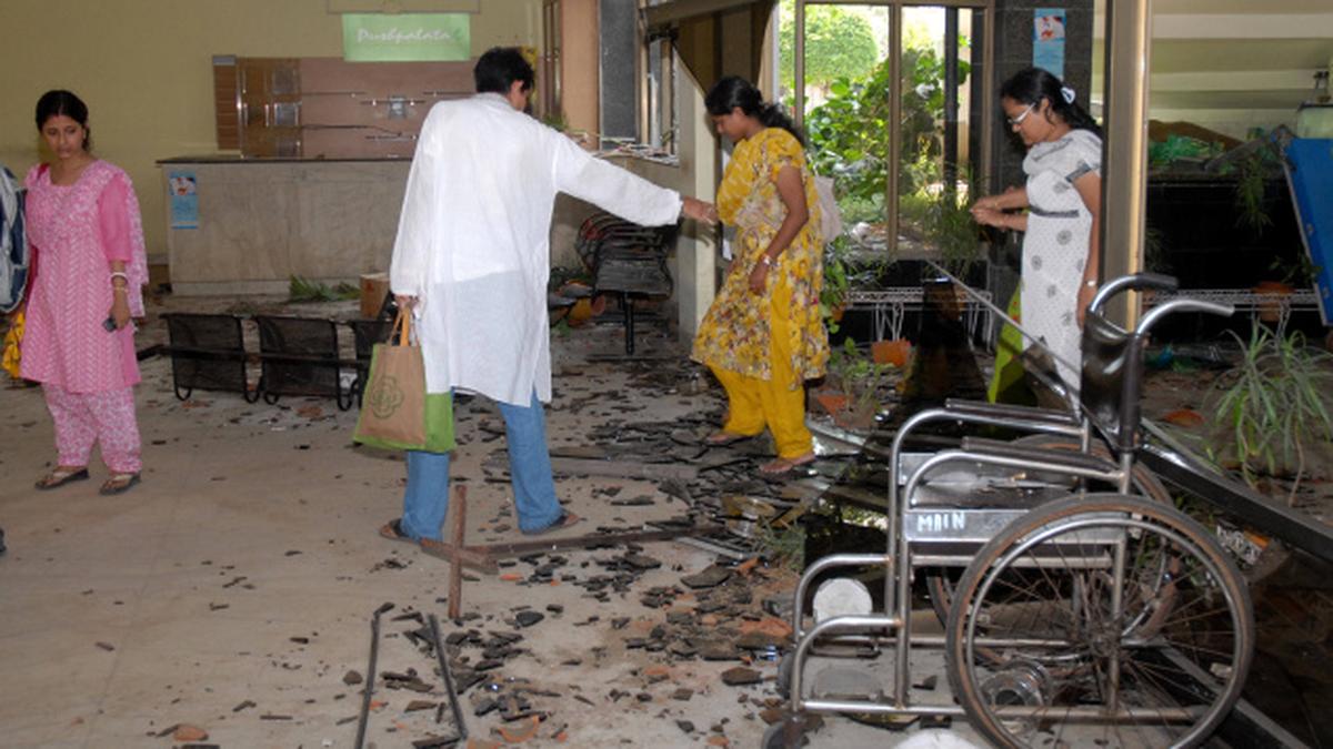 Mob attacks hospitals for alleged denial of treatment - The Hindu