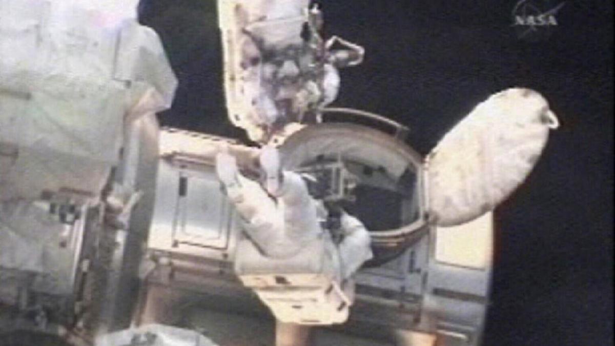 Spacewalkers begin outdoor chores - The Hindu