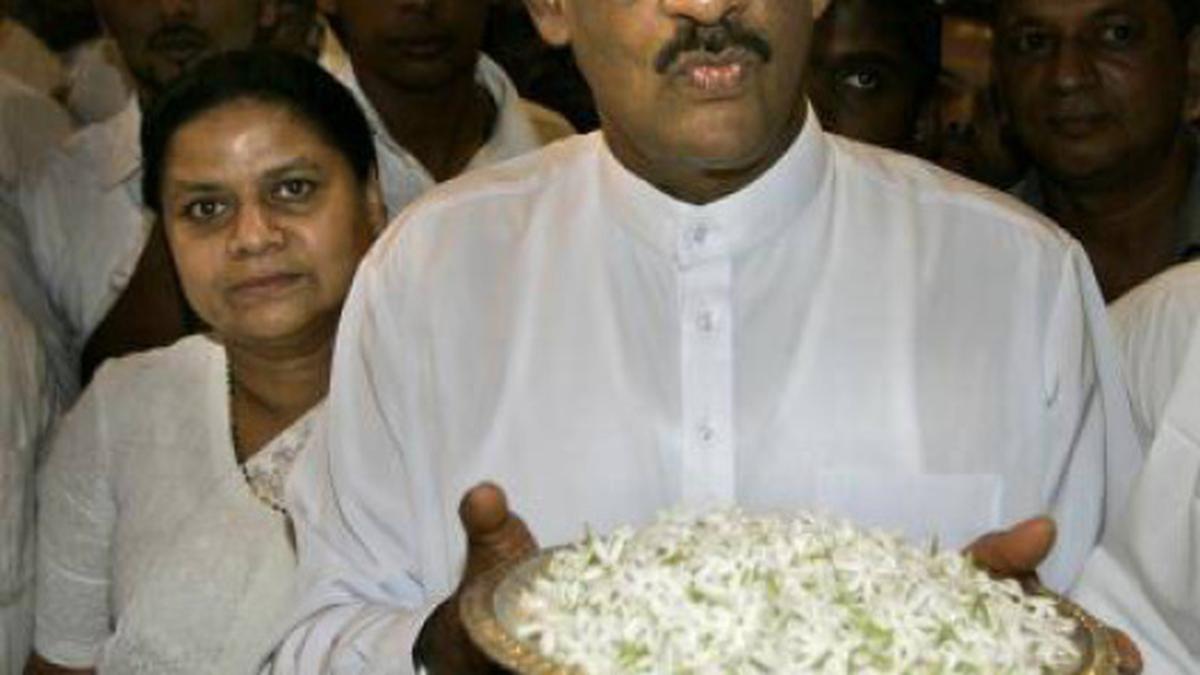 Fonseka’s wife allowed to meet former army chief - The Hindu