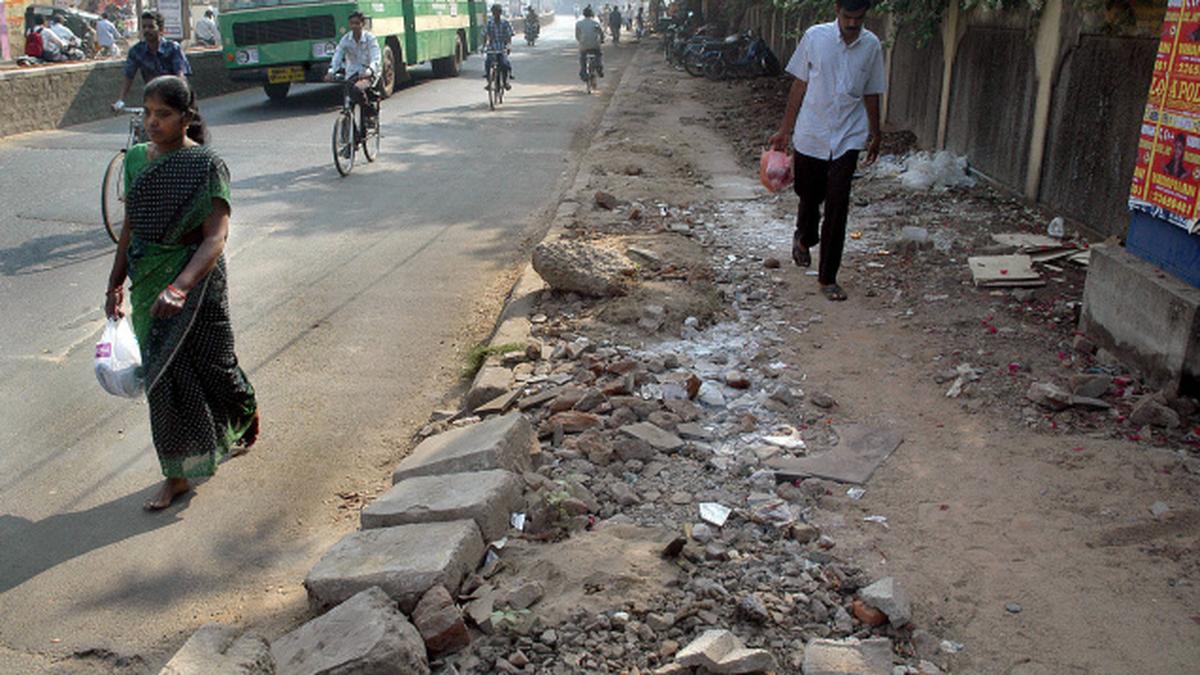 Footpaths, an Utopian dream in India - The Hindu