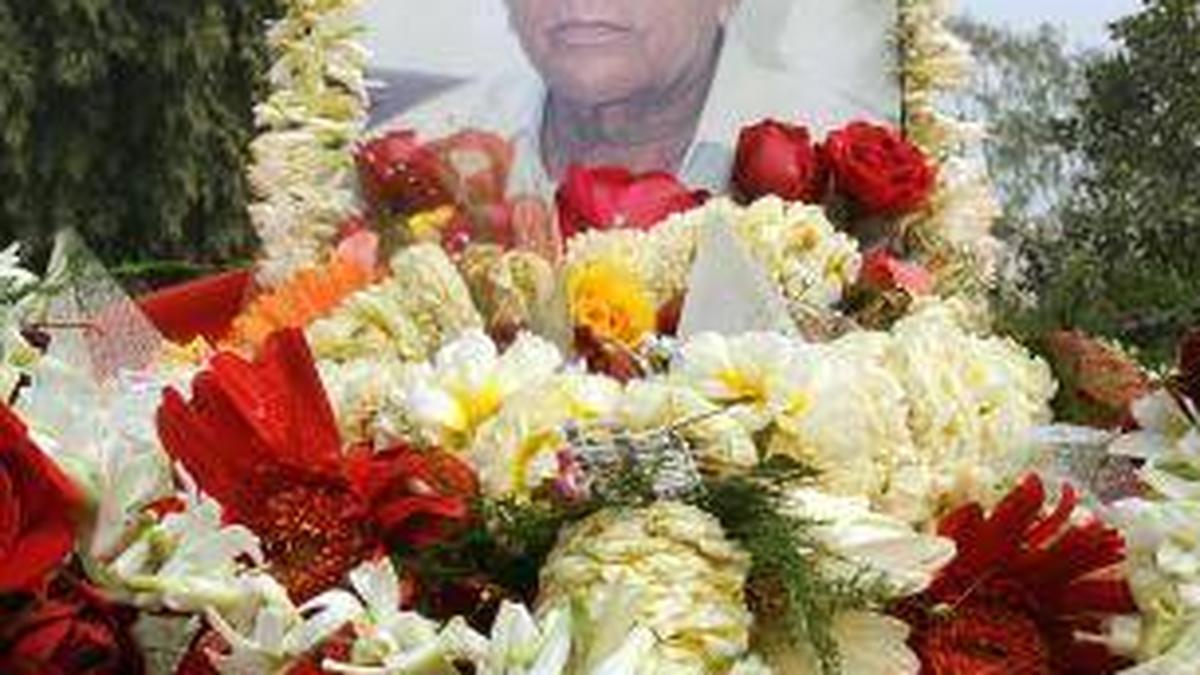 Kolkata set to give Basu the last salute - The Hindu