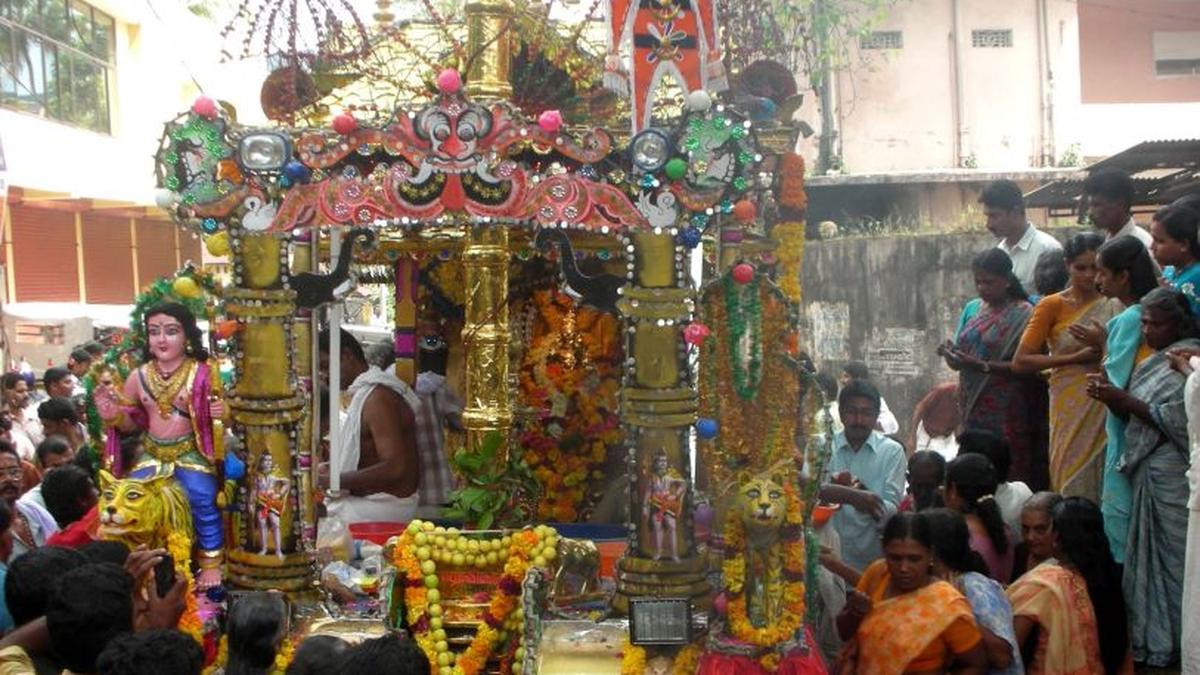 Devotees worship Thanka Anki, procession to reach Pampa tomorrow - The ...