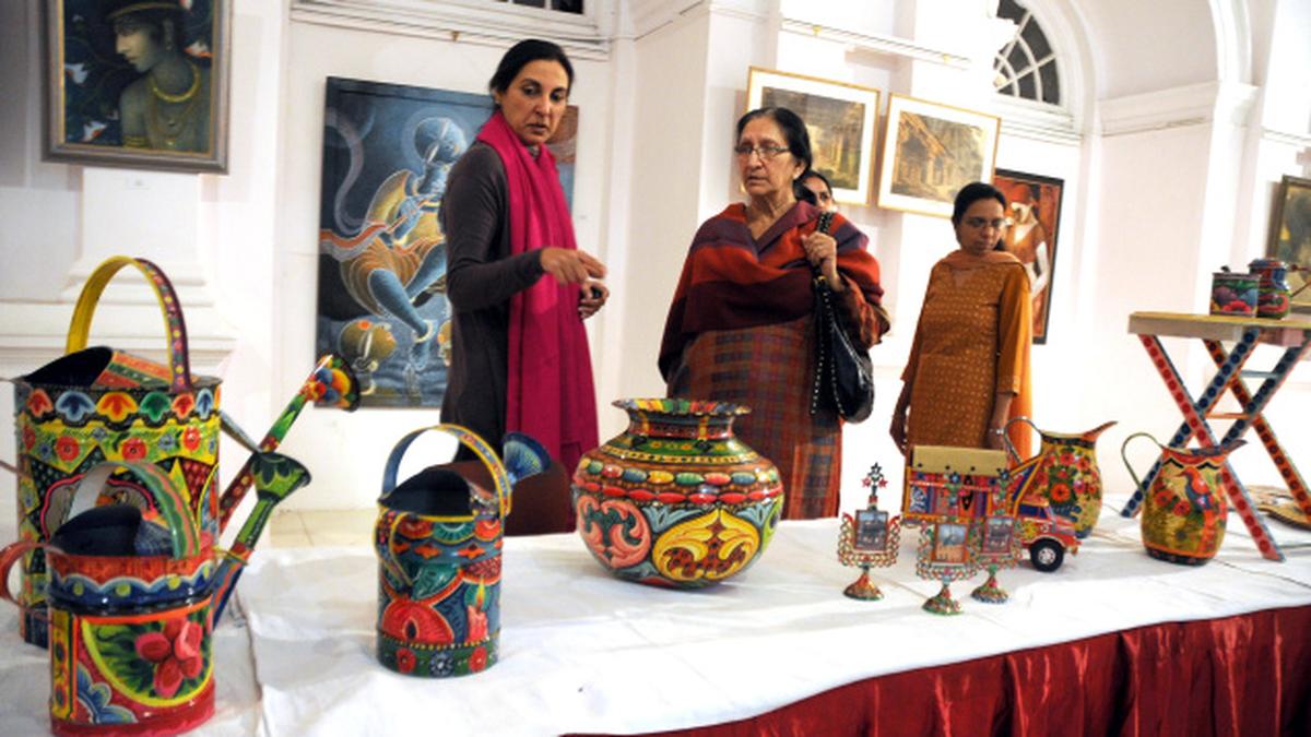 Pak. artists bring 'Truck Art' to India - The Hindu