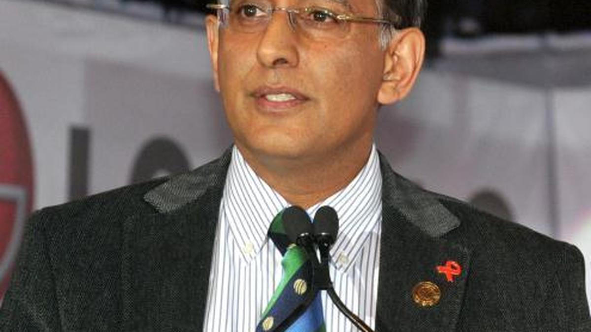 Lorgat in favour of lifting 10-over limit for bowlers - The Hindu