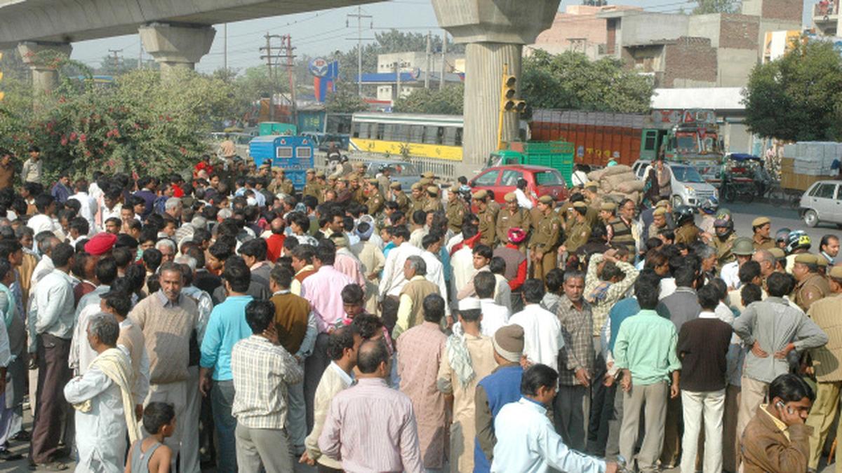 Day-light robbery bid, murder at Azadpur Mandi - The Hindu