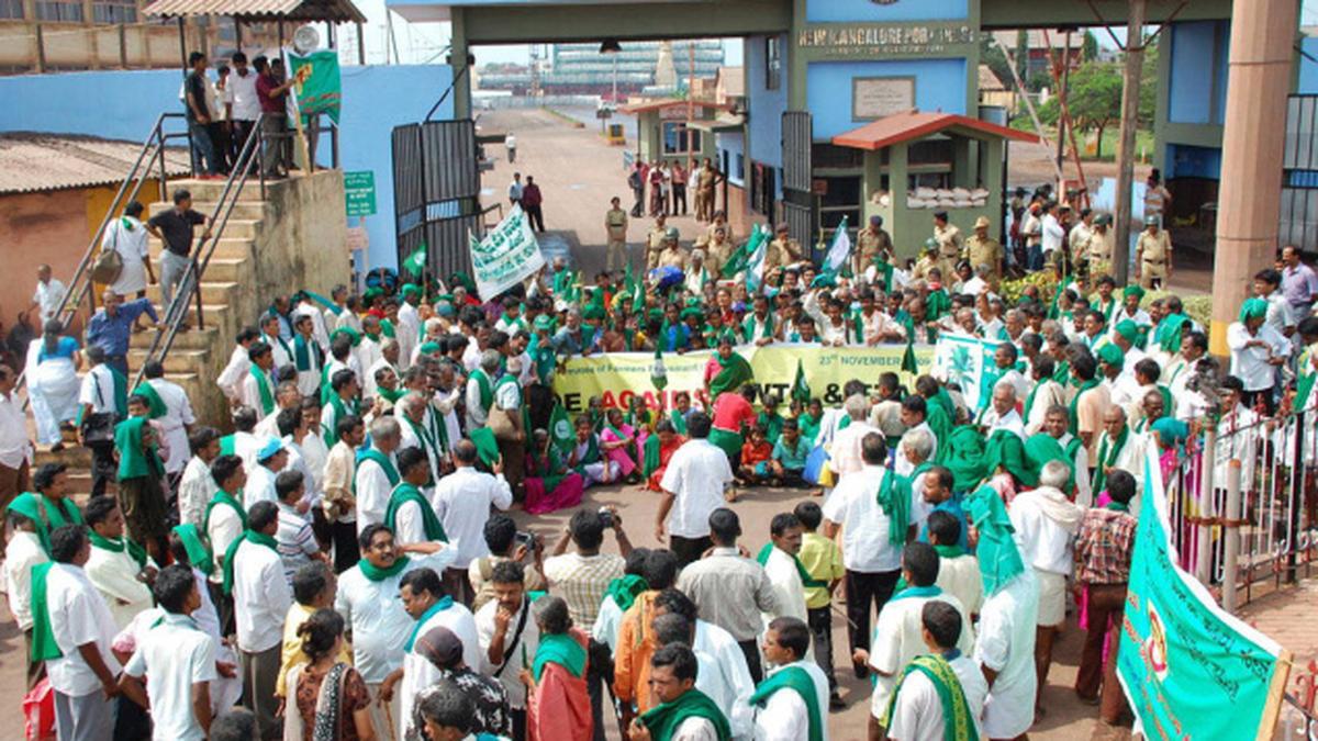 Farmers protest against import of edible oils - The Hindu