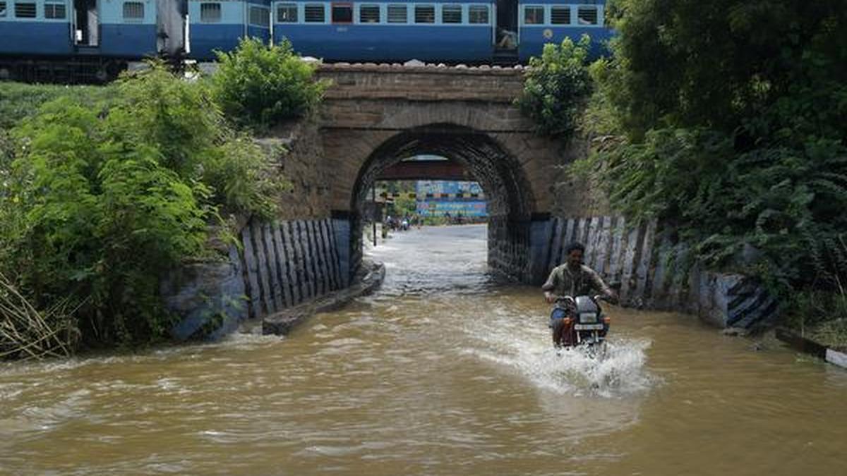 Heavy rain lashes Salem, Erode districts - The Hindu