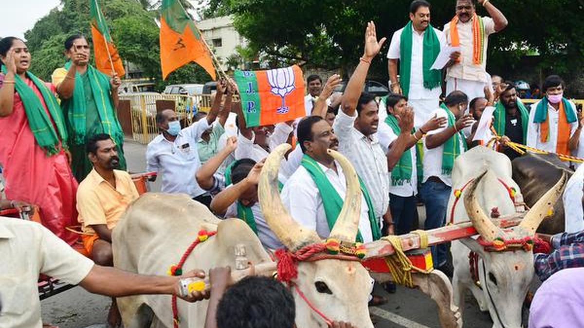 BJP stages protest against State govt. over fuel price - The Hindu