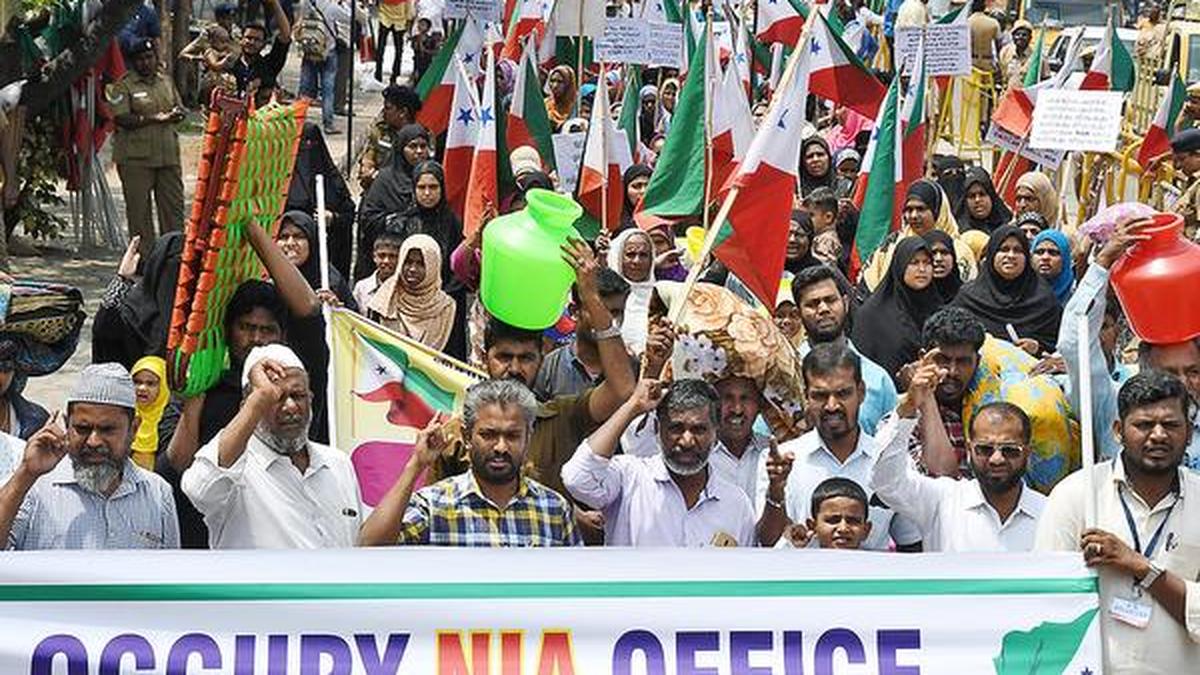 PFI stages protest against NIA - The Hindu