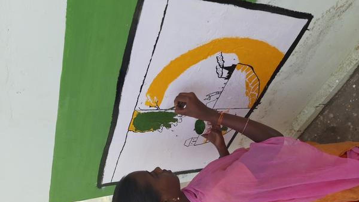 Wall painting contest for school students under way in Erode - The Hindu