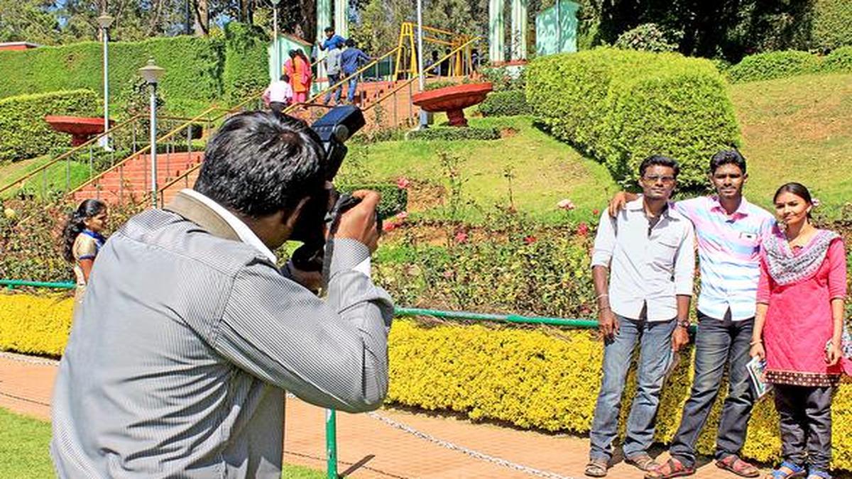 Photographers lose out to mobile phones - The Hindu