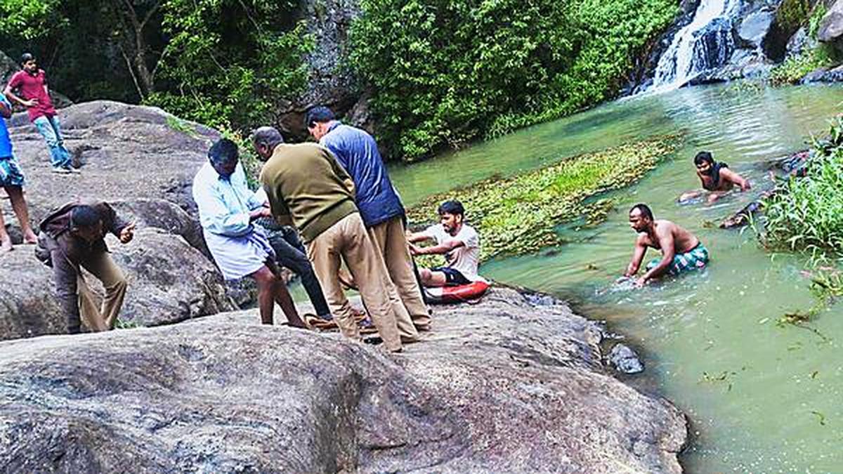 Tourists continue to trespass into Kalhatti falls - The Hindu