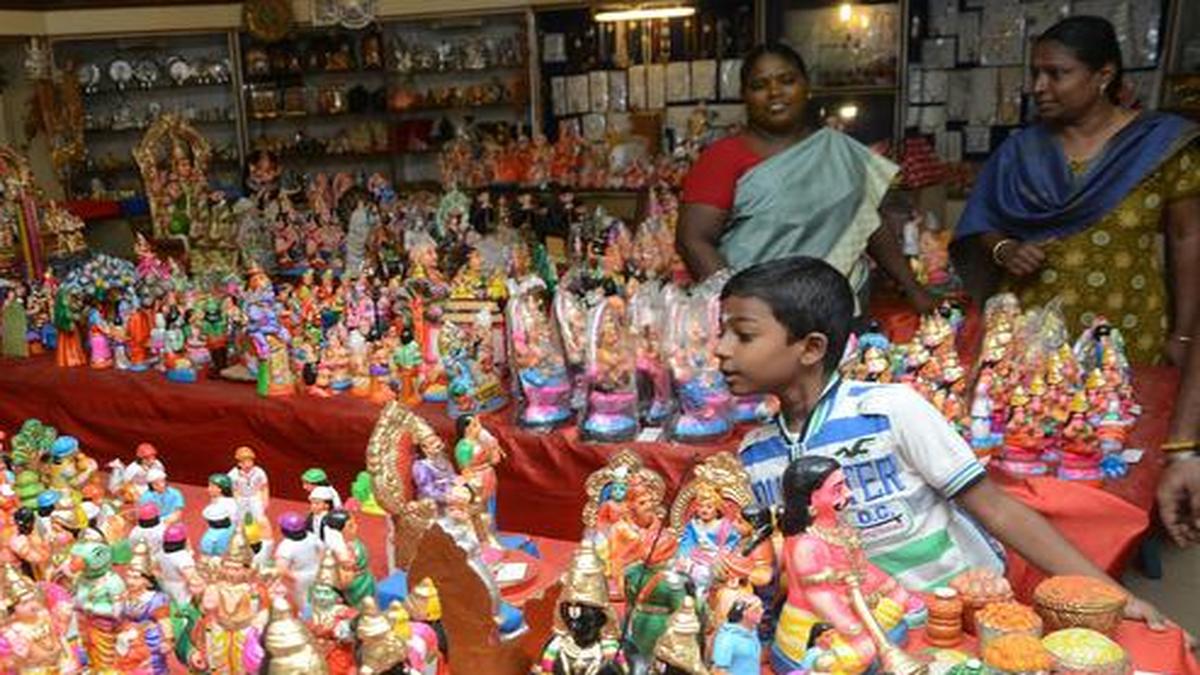 Exhibition of kolu dolls under way in Erode - The Hindu