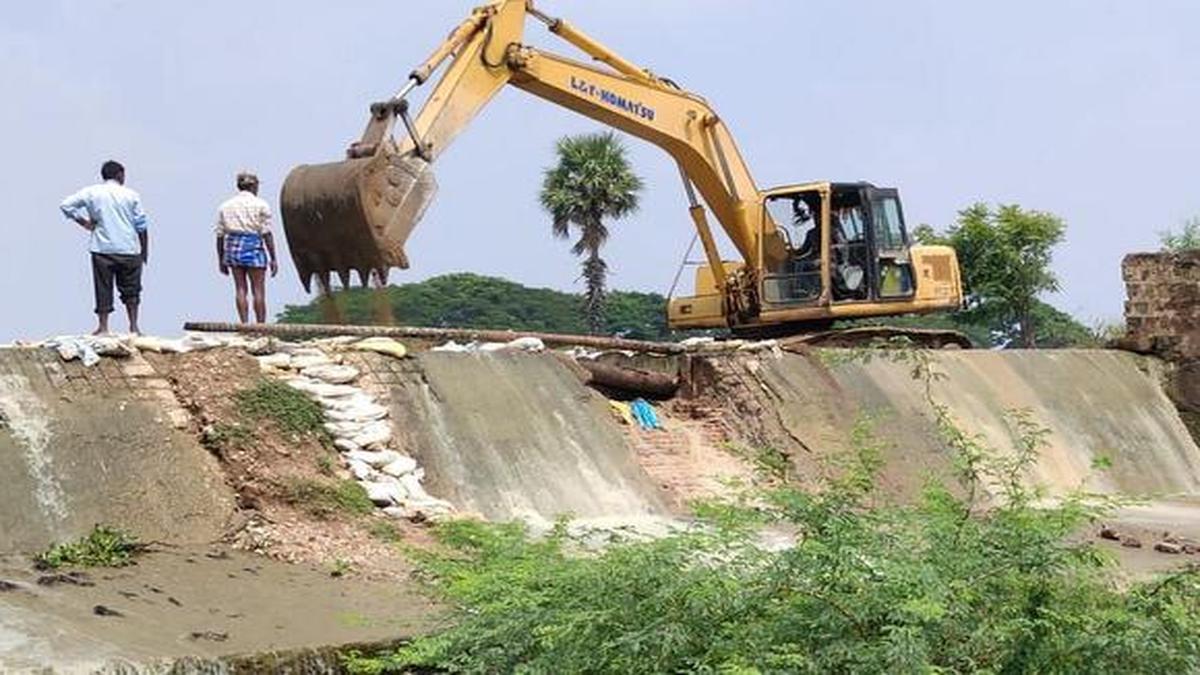 Sandbags placed to prevent leak in weir of Ukkadam tank - The Hindu