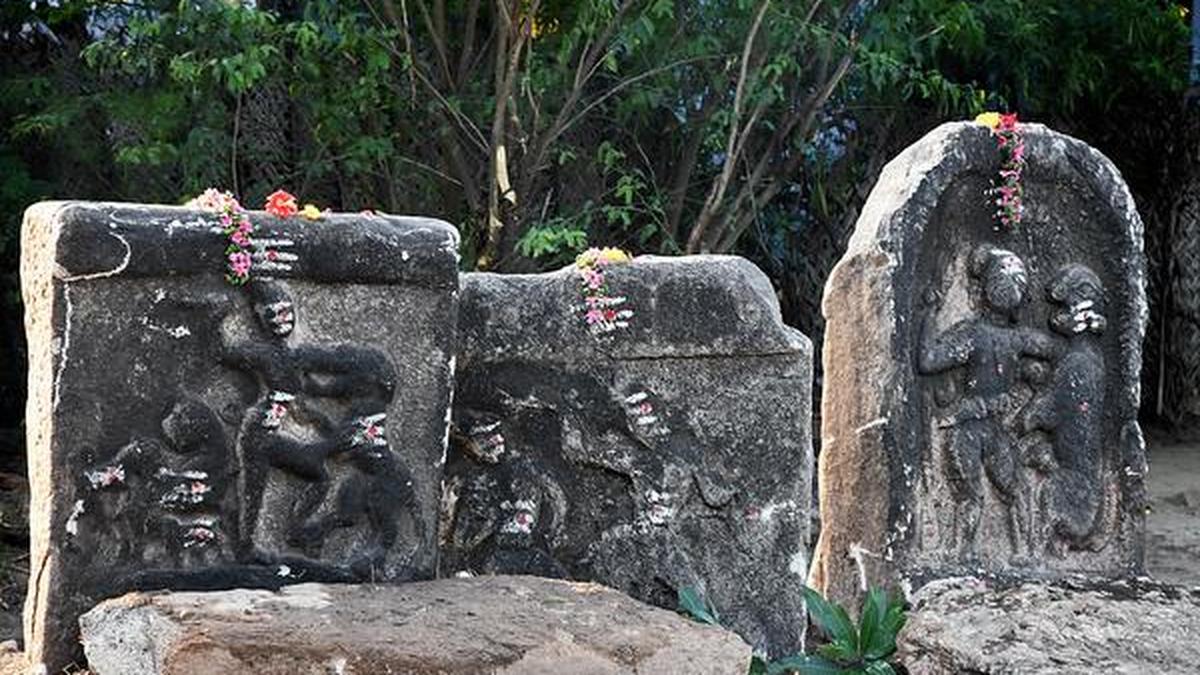 Hero stones found at Vinnappalli village - The Hindu