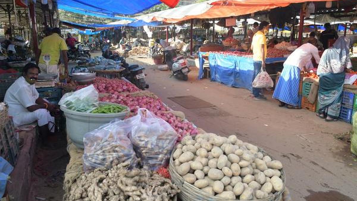 Markets in Erode witness less crowd ahead of total lockdown - The Hindu