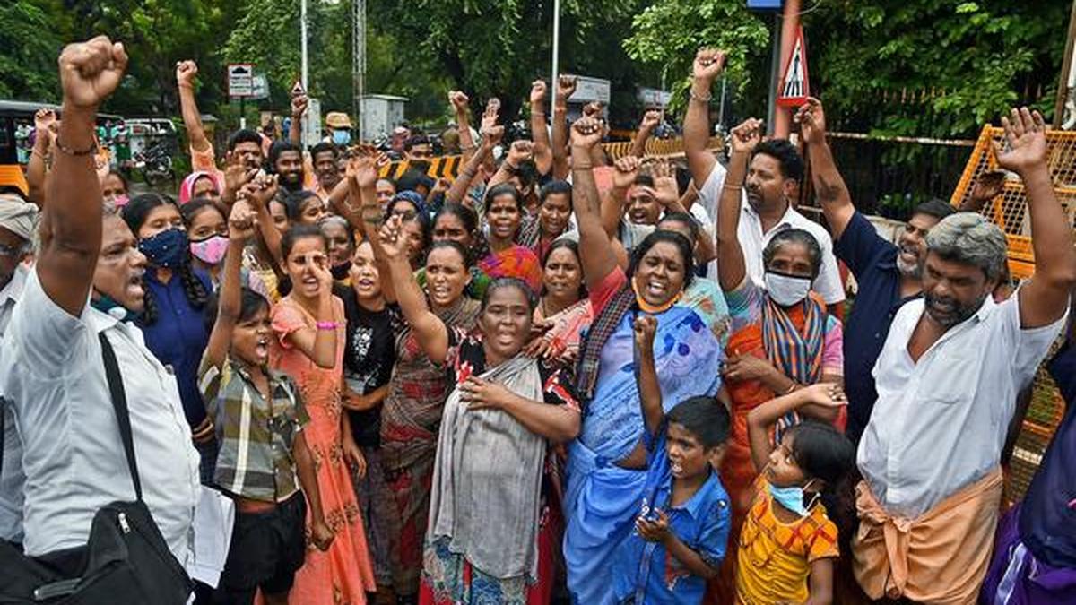 Narikurava community demands free house pattas - The Hindu