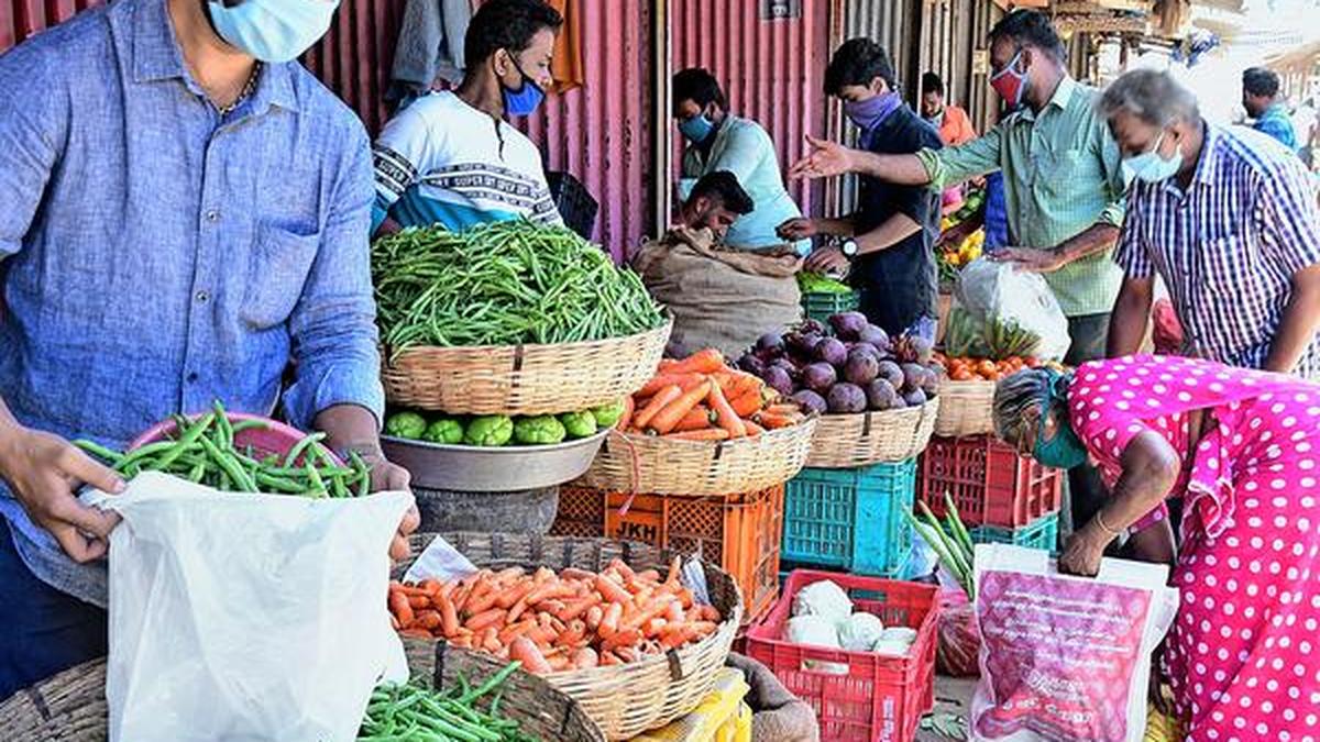 Vegetable traders face 40 % drop in sales - The Hindu