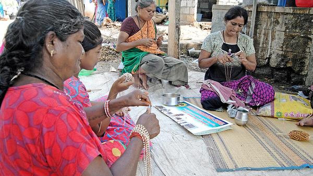 Narikuravar community seeks government support - The Hindu