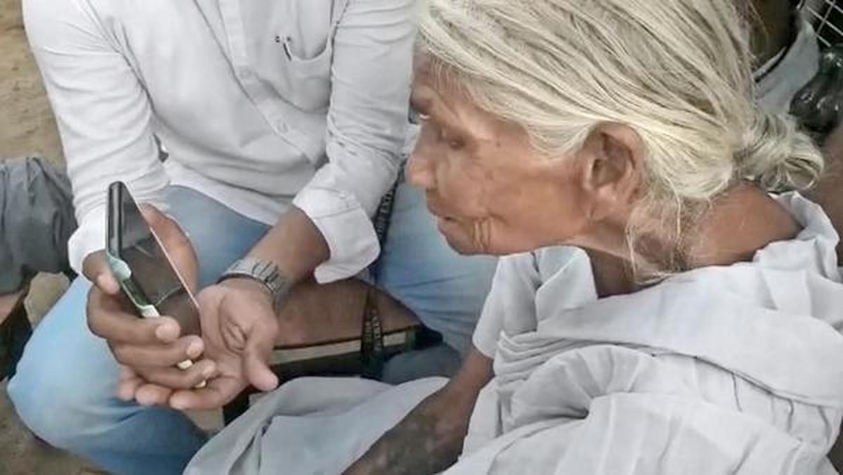 Kamalathal sells idlis at ₹1 even during lockdown - The Hindu