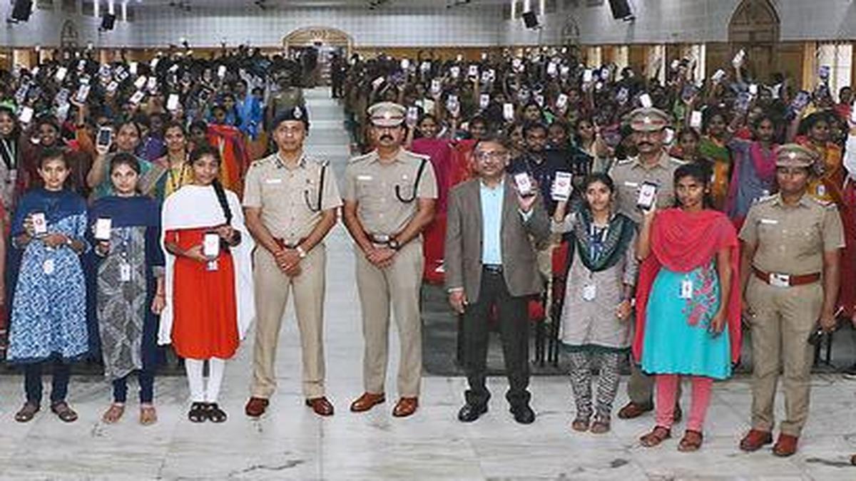 Police conduct awareness programme on Kavalan SOS mobile app - The Hindu