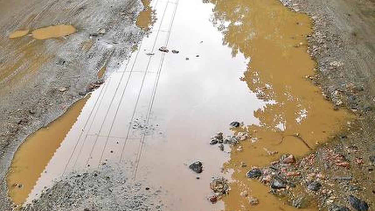 Textool Road riddled with potholes - The Hindu