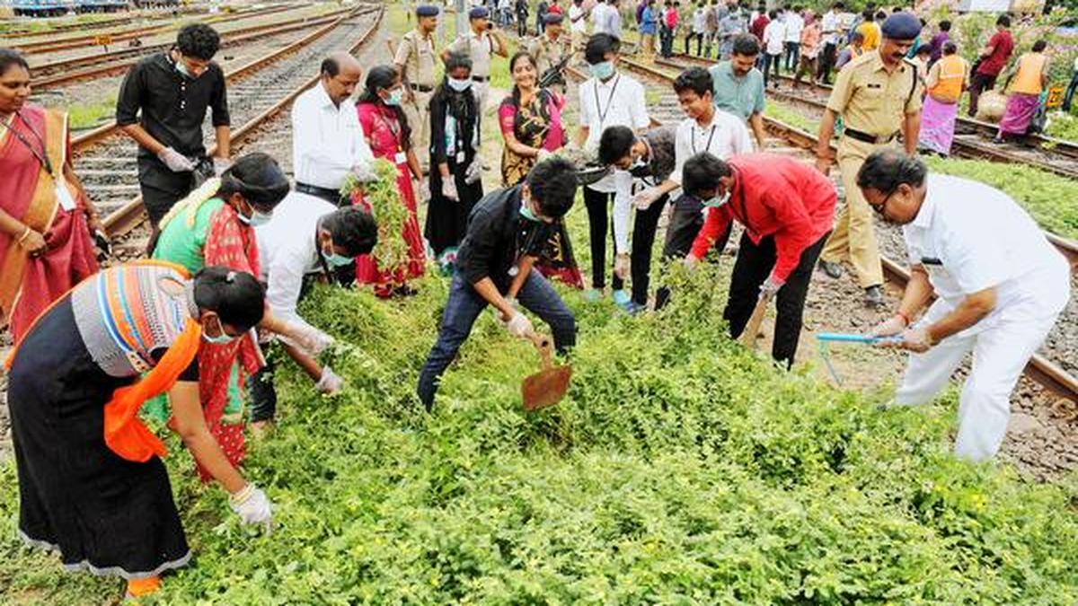 ‘Swachhta’ drive at Coimbatore railway station - The Hindu