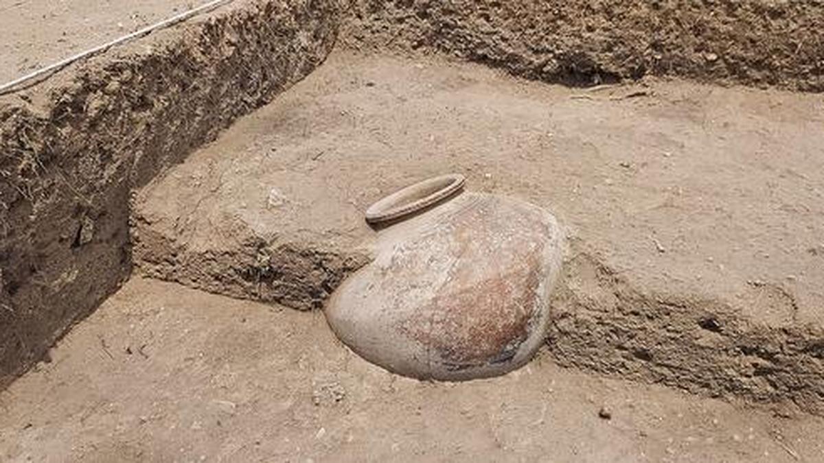 Iron smelting units unearthed at Kodumanal - The Hindu