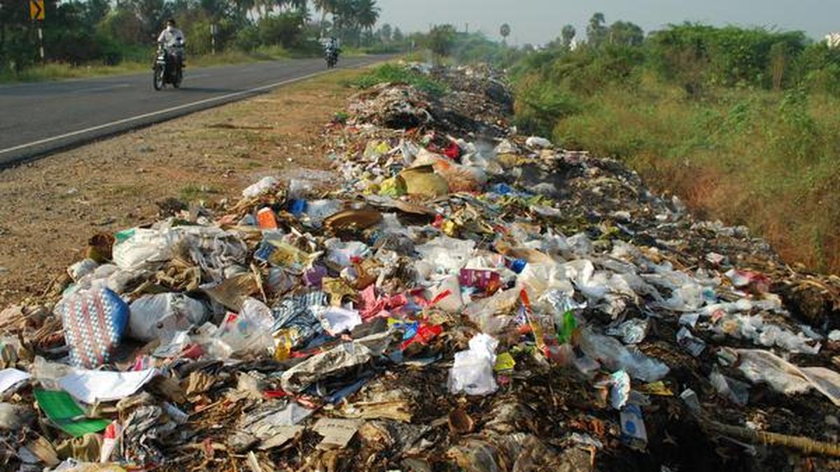 Dumping of solid waste along roadside remains unchecked in Erode - The ...