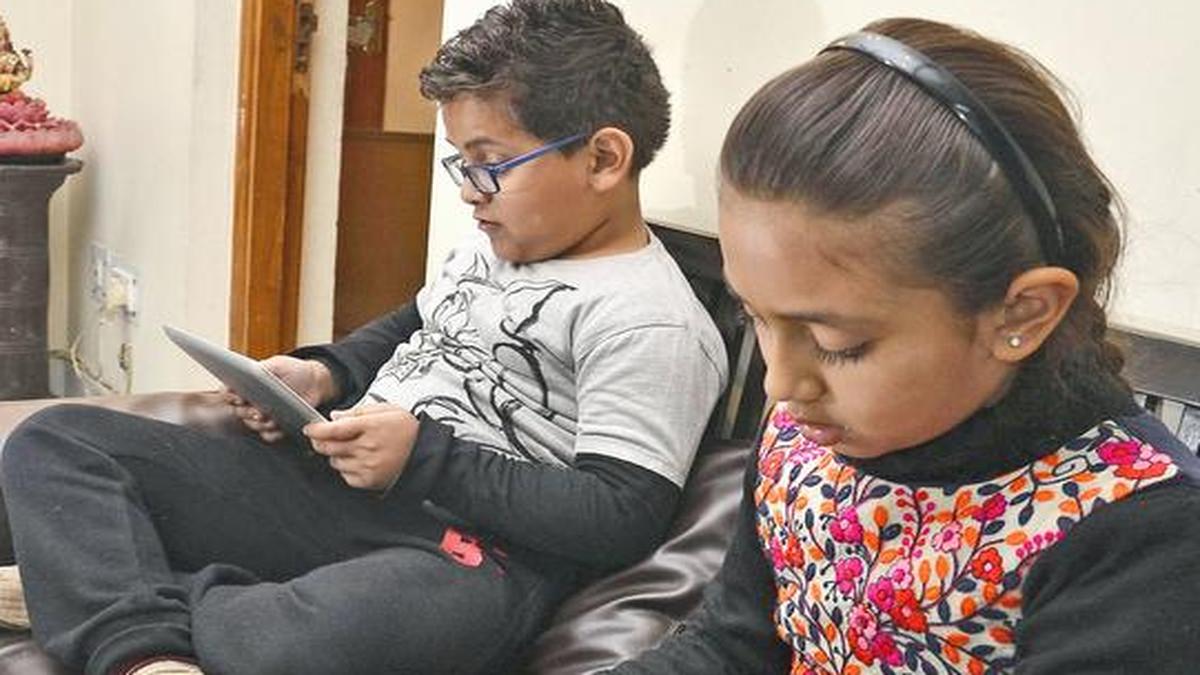 Smartphones take learning beyond classrooms and textbooks - The Hindu