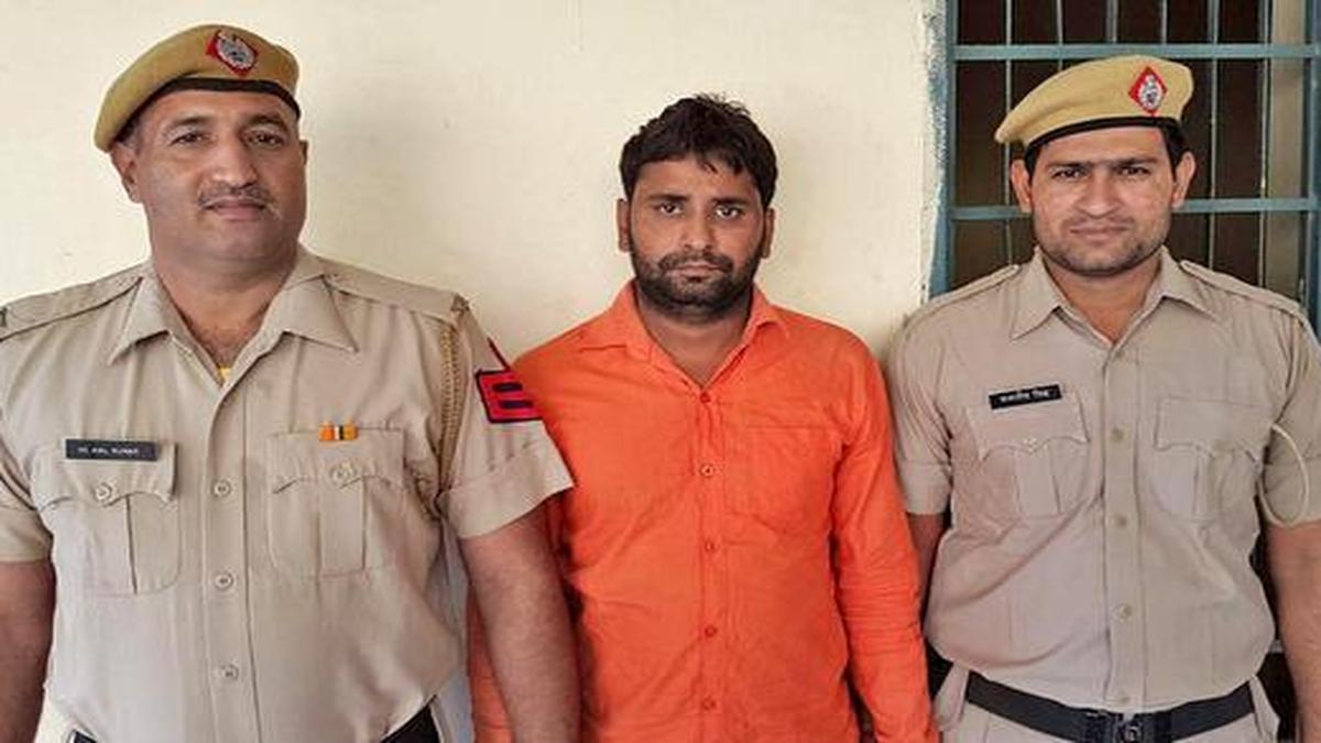 Man poses as cab driver, robs passengers - The Hindu