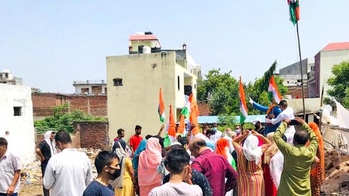 Attacked by ‘upper caste men’ while hoisting flag, say Dalits - The Hindu