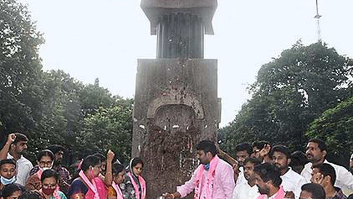 TRS cadres ‘cleanse’ Martyr’s memorial - The Hindu