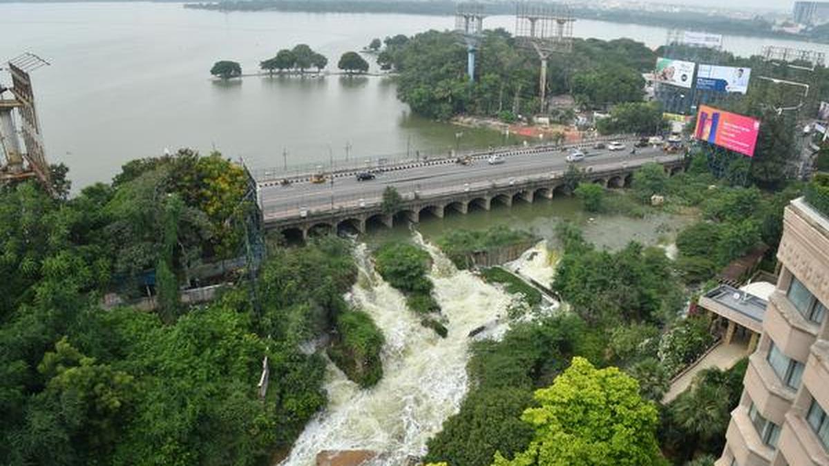 Cloudburst leaves Hyderabad in knee deep water - The Hindu